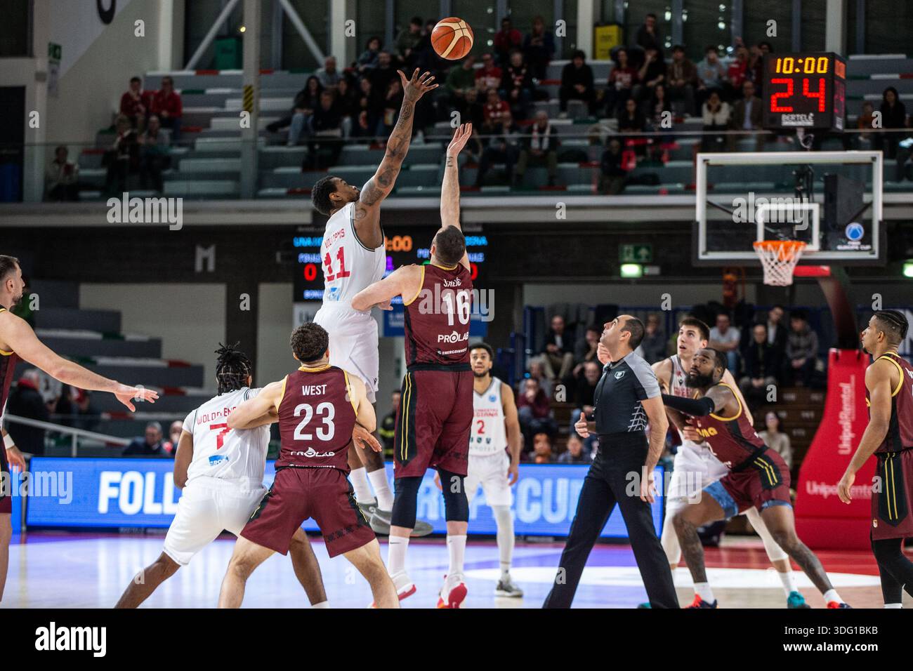 Tip off Unahotels REggio Emilia vs KK Bosna during Pallacanestro ...