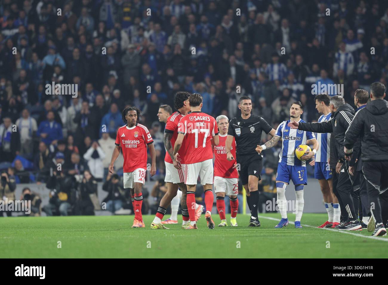 Porto, Porto, Portugal. 14th Jan, 2026. Amar Dedic of SL Benfica and ...