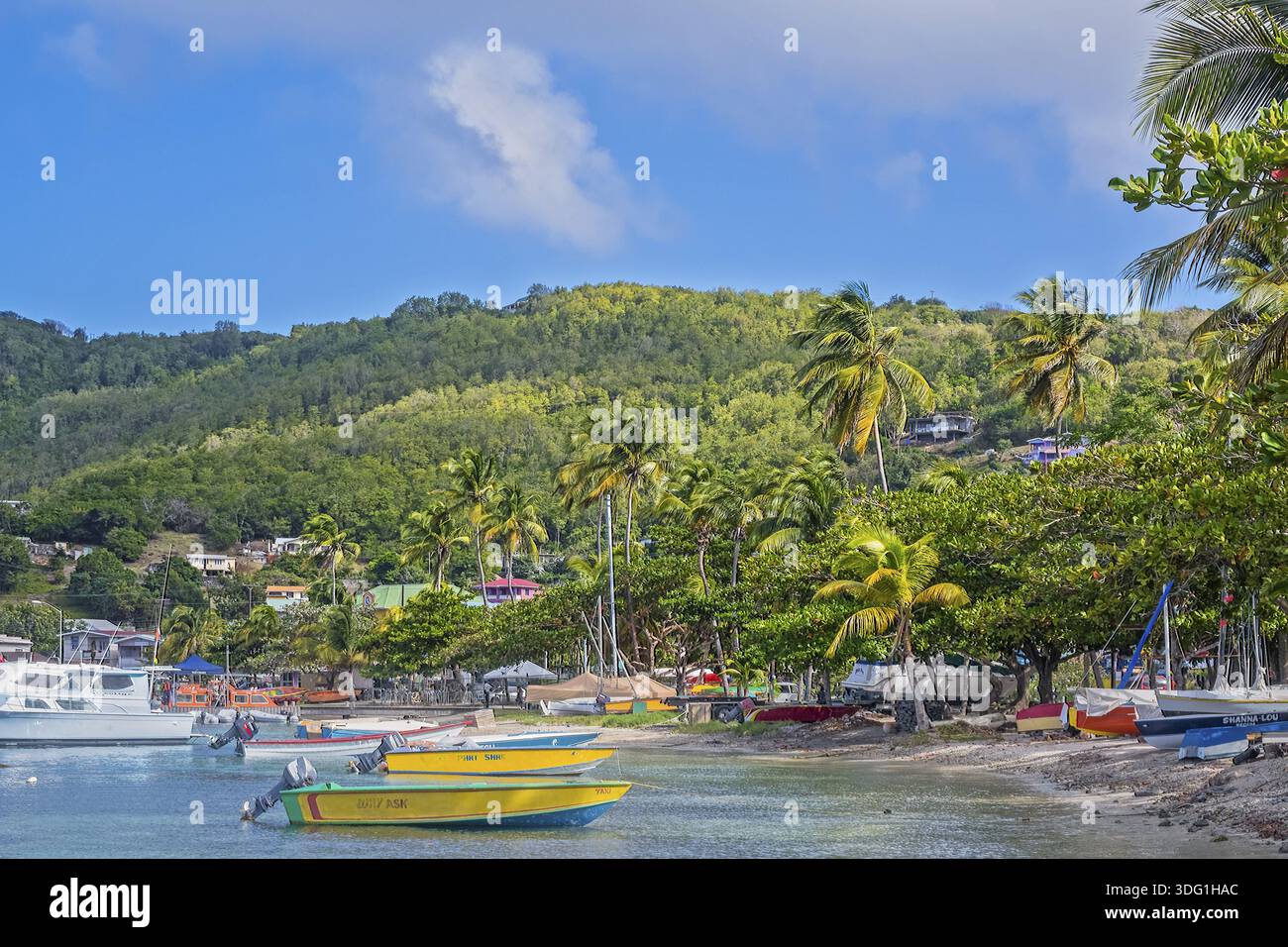 Boats along shoreline port hi-res stock photography and images - Alamy