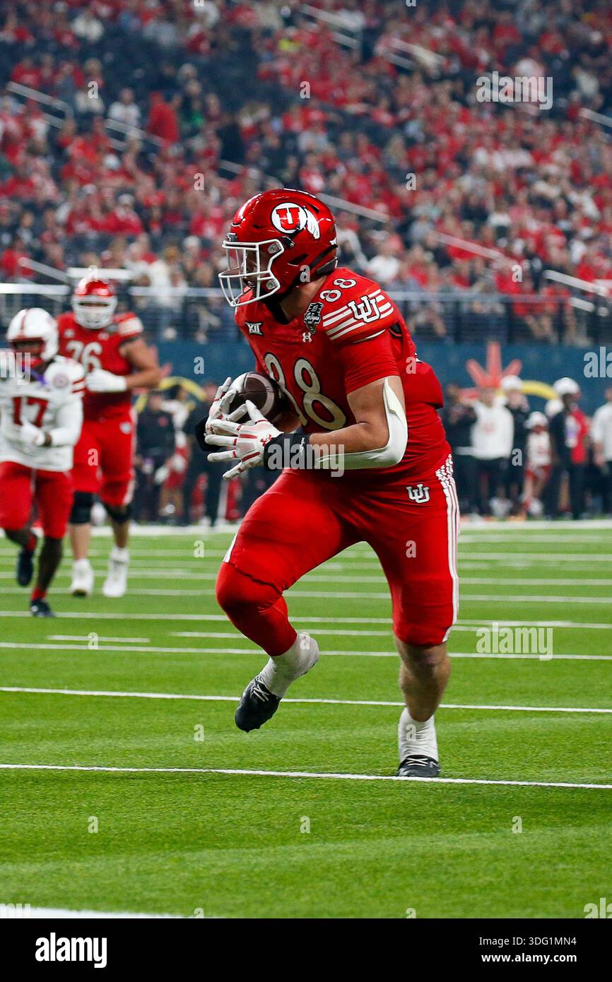 LAS VEGAS, NV - DECEMBER 31: Utah Utes TE Dallen Bentley (88) looks for ...