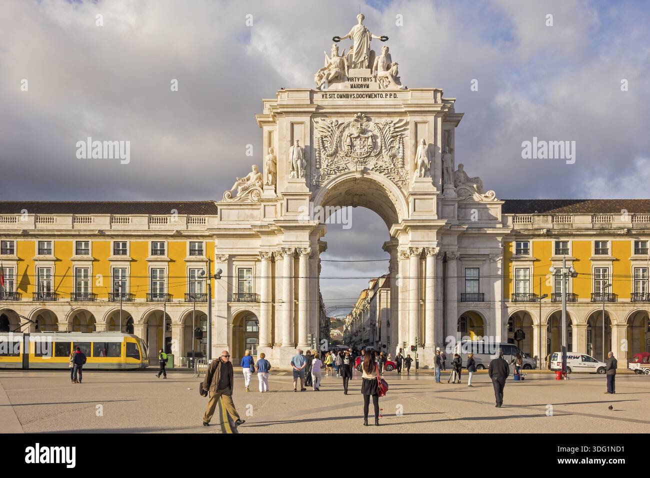 Archway in black horse hi-res stock photography and images - Alamy