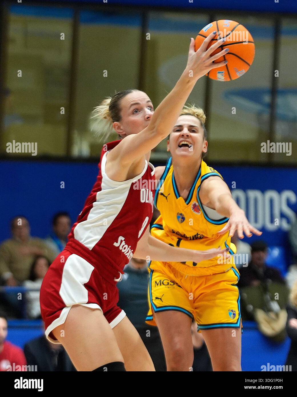 Movistar Estudiantes' Lisa Berkani (r) and OSFP’s Ivana Jakubcova ...
