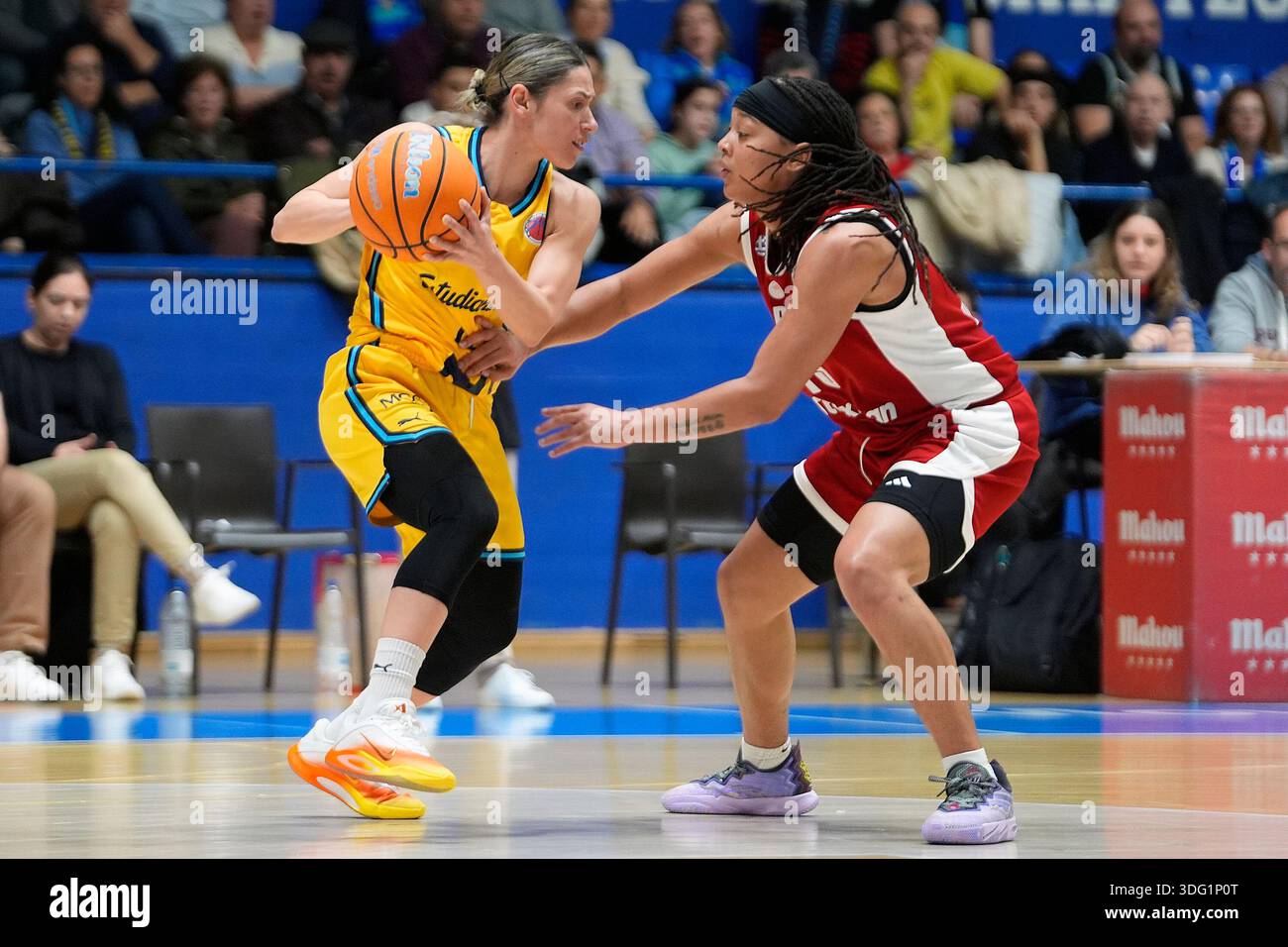 Movistar Estudiantes' Lisa Berkani (l) and OSFP’s Nausia Lache Woolfolk ...