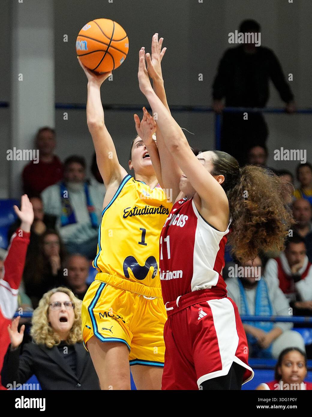 Movistar Estudiantes' Lisa Berkani (l) and OSFP’s Eleanna Christinaki ...