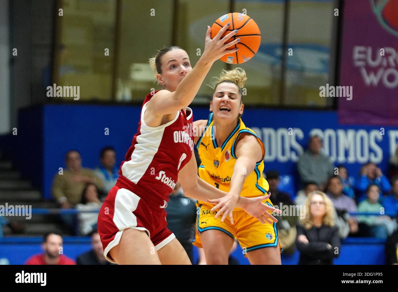 Movistar Estudiantes' Lisa Berkani (r) and OSFP’s Ivana Jakubcova ...