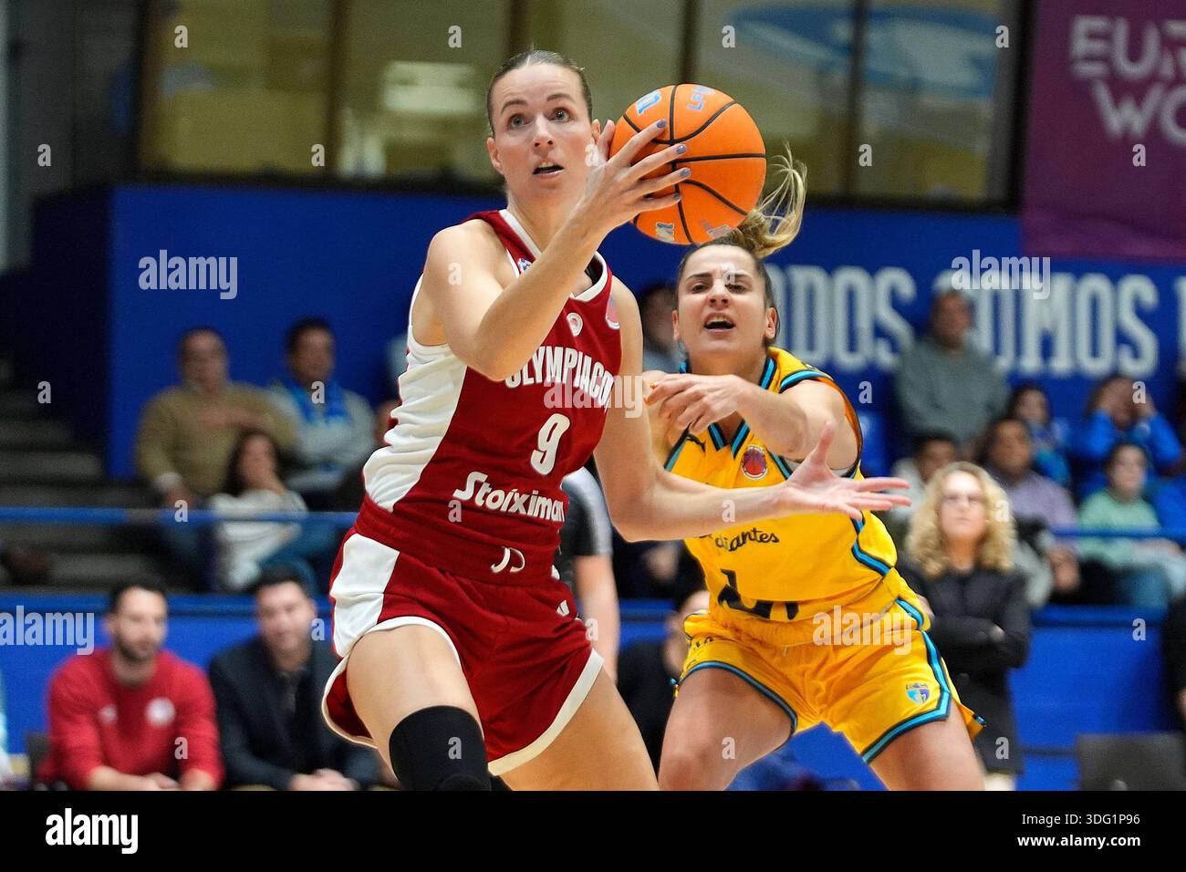 Movistar Estudiantes' Lisa Berkani (r) and OSFP’s Ivana Jakubcova ...