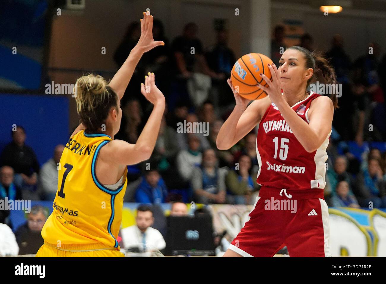 Movistar Estudiantes' Lisa Berkani (l) and OSFP’s Tijana Krivacevic ...