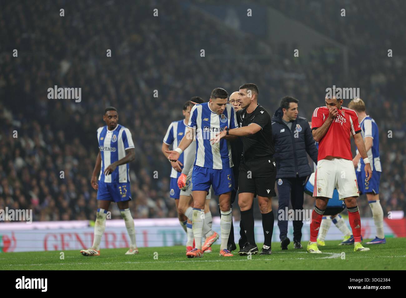 Porto, Porto, Portugal. 14th Jan, 2026. Jan Bednarek of Fc Porto injury ...