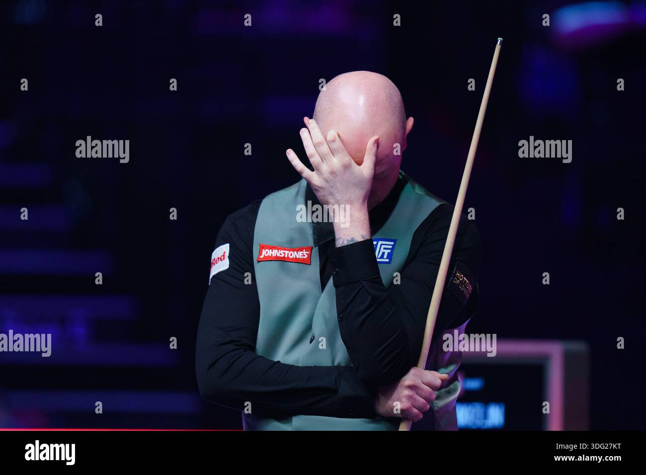 Chris Wakelin looks dejected during the first round match between Neil ...