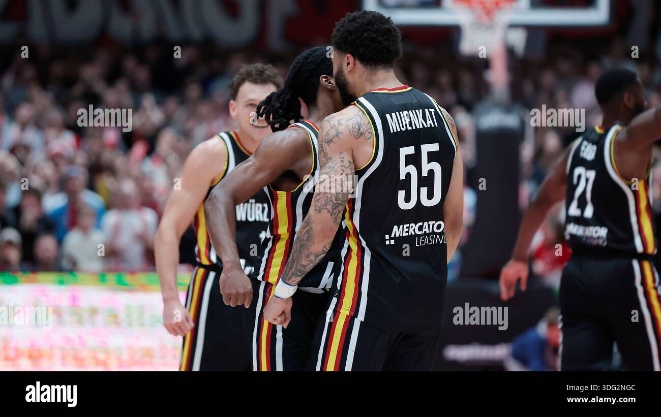 Im Bild: v.li. Marcus Carr(Wuerzburg Baskets, 5) und David Muenkat ...