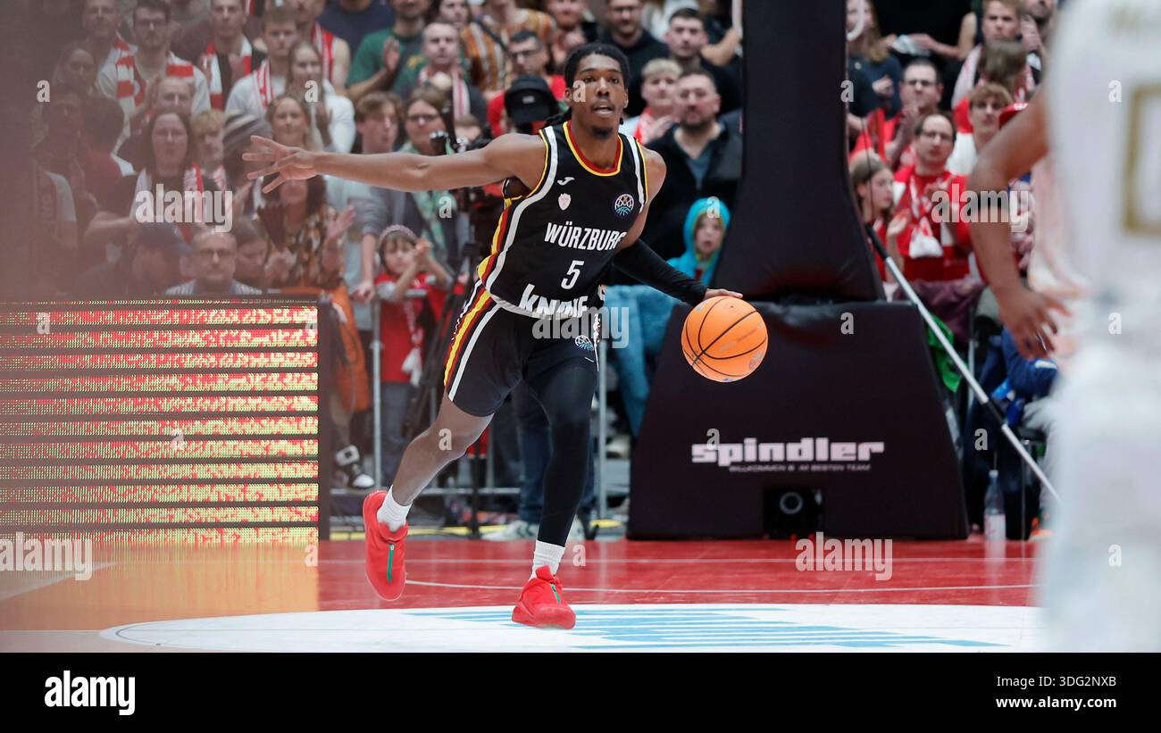 Im Bild: Marcus Carr(Wuerzburg Baskets, 5) am Ball 14.01.2026, Fitness ...