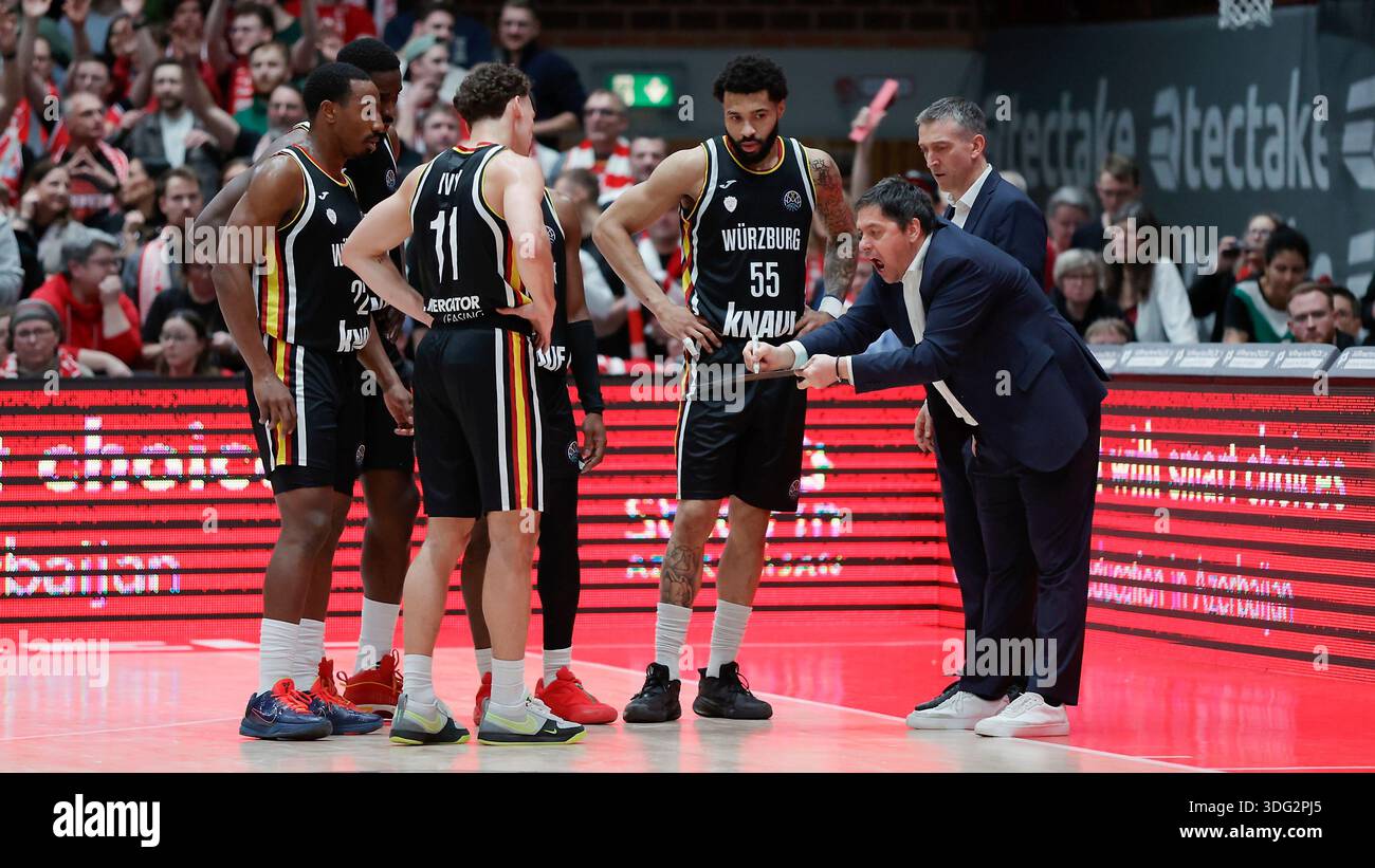 Im Bild: Auszeitbesprechung bei den Wuerzburg Baskets 14.01.2026 ...