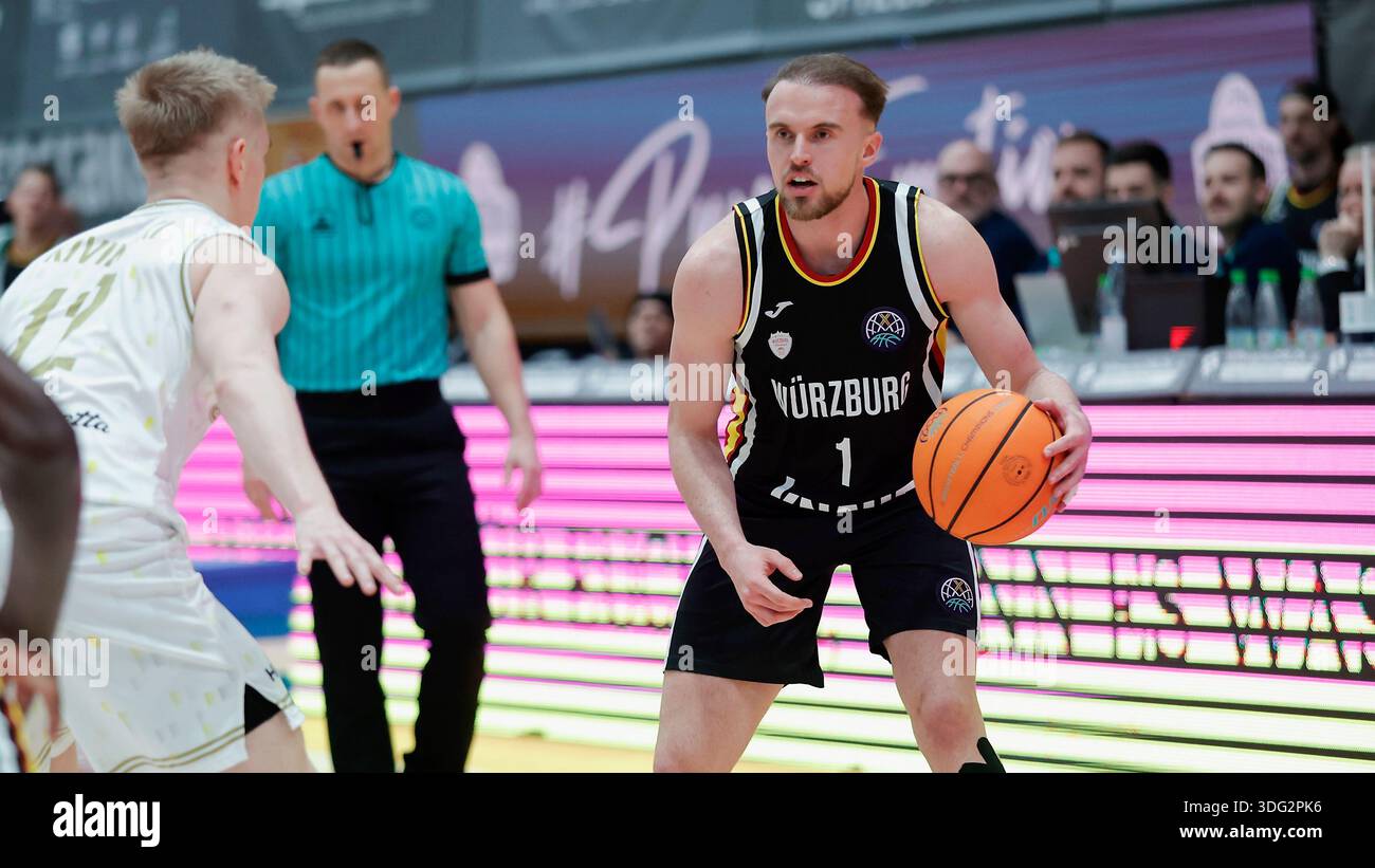 Im Bild: v.li. Aatu Kivimaki (Patrioti Levice, 12) gegen Lukas Herzog ...