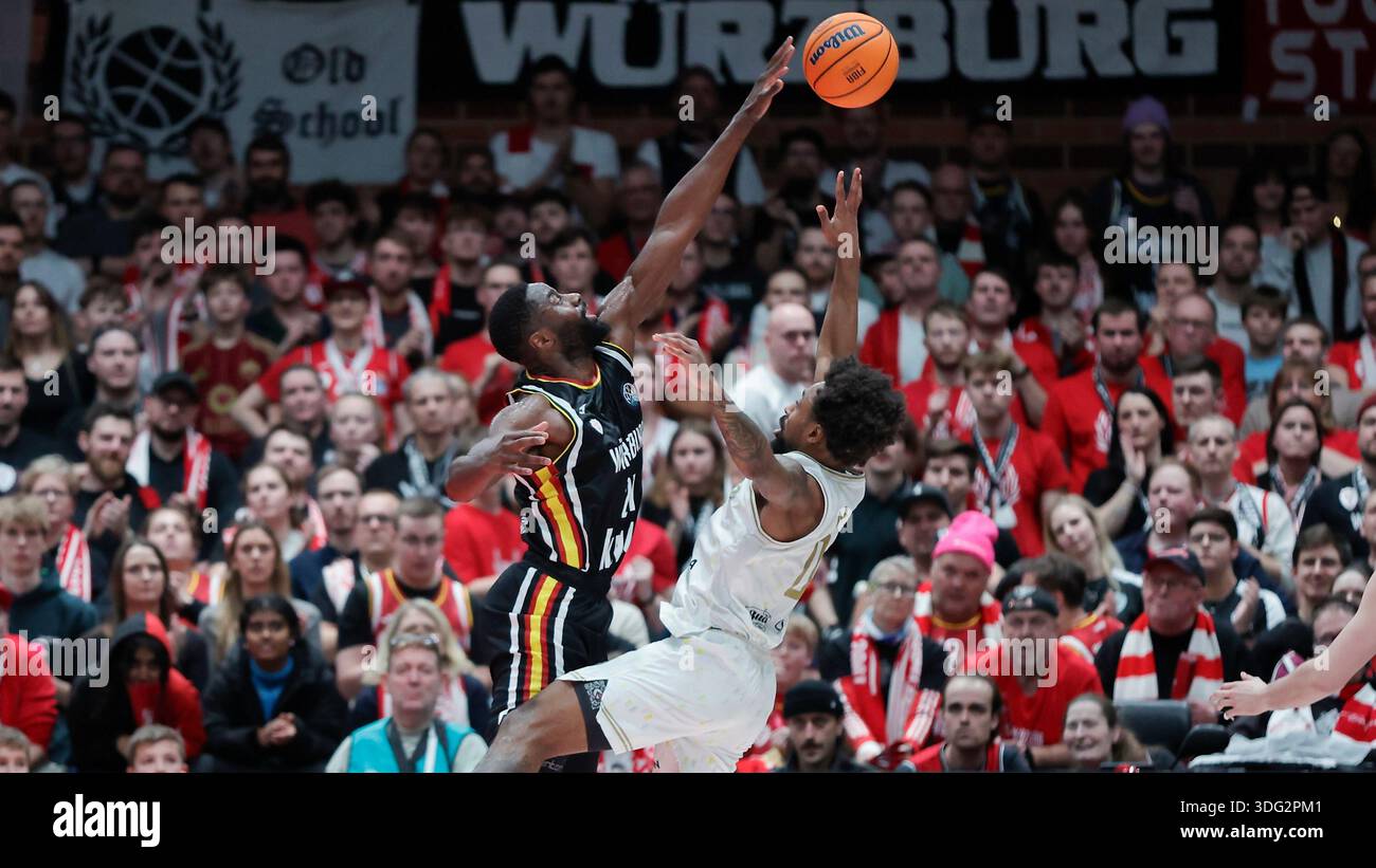 Im Bild: v.li. Eddy Edigin (Wuerzburg Baskets, 27) gegen Rickey McGill ...