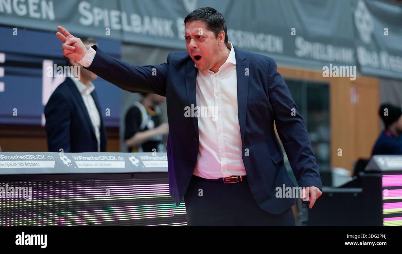 Im Bild: Aufregung bei Head-Coach Sasa Filipovski (Wuerzburg Baskets ...