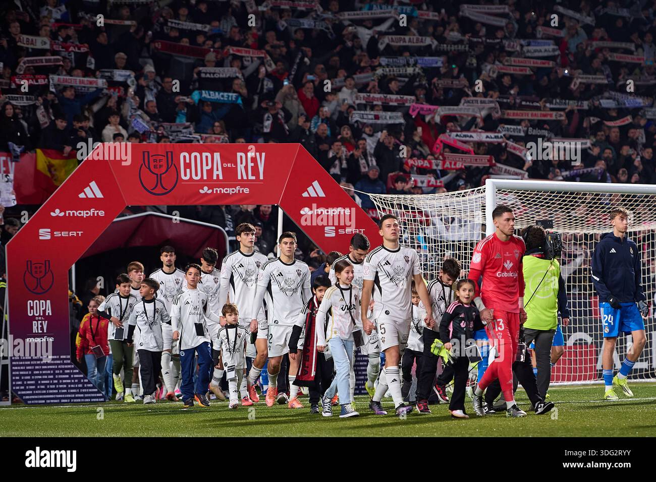 (260115) -- ALBACETE, Jan. 15, 2026 (Xinhua) -- Teams enter the pitch ...