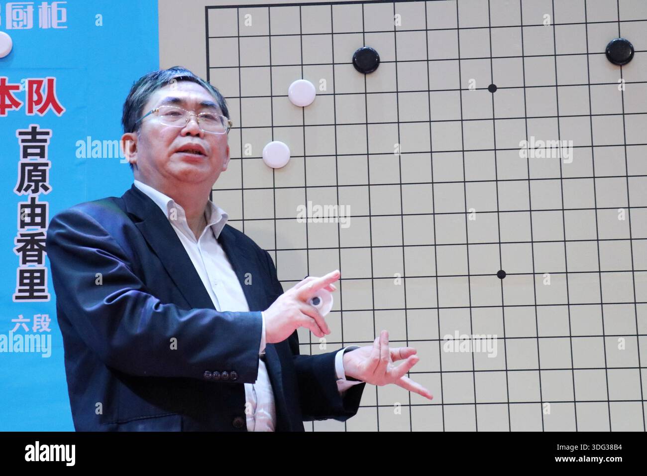 Chinese Go player Nie Weiping gives commentary during the China-Japan ...