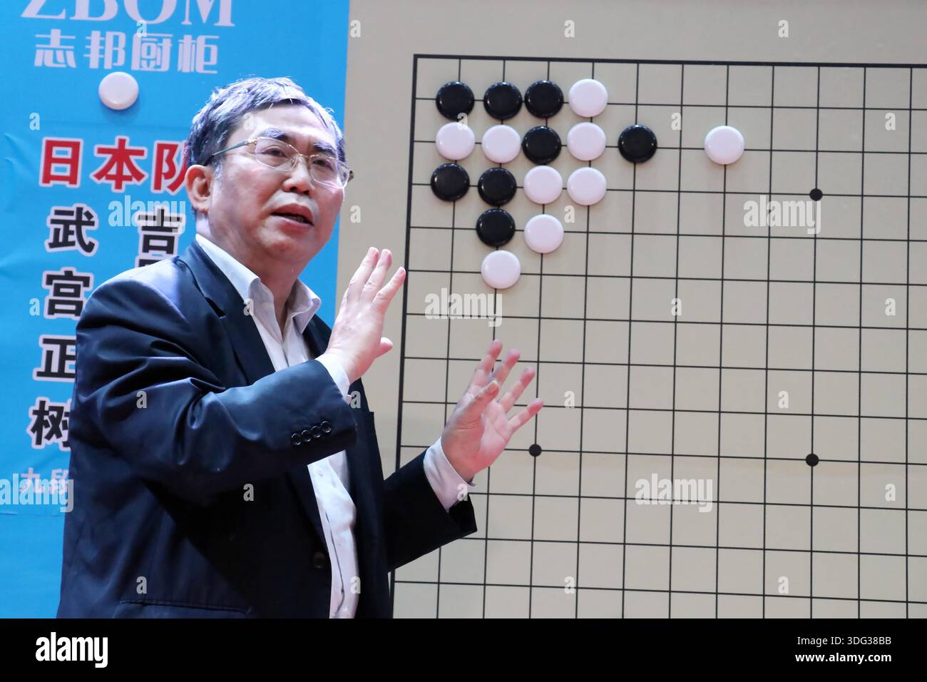 Chinese Go player Nie Weiping gives commentary during the China-Japan ...