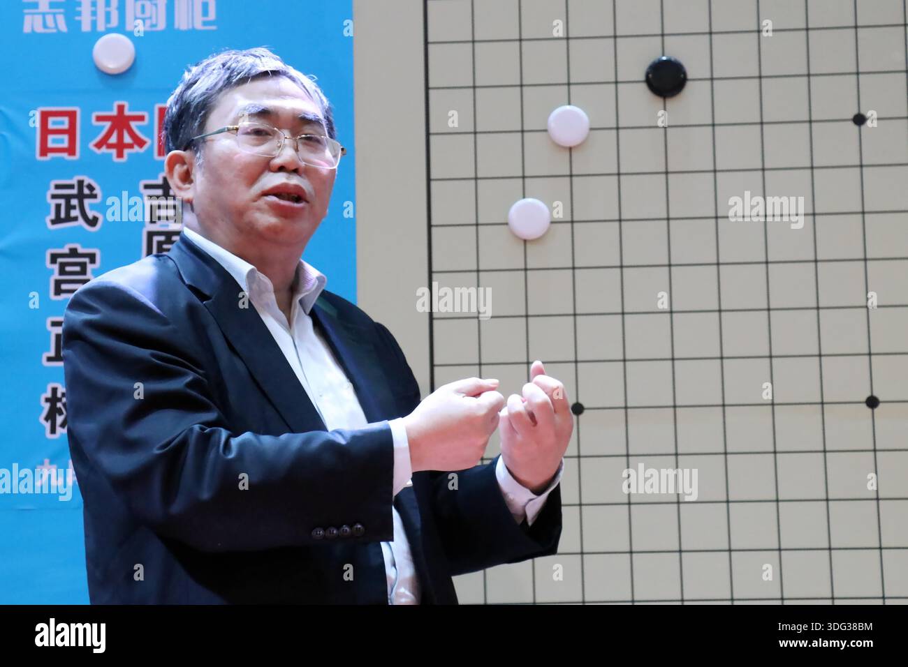 Chinese Go player Nie Weiping gives commentary during the China-Japan ...