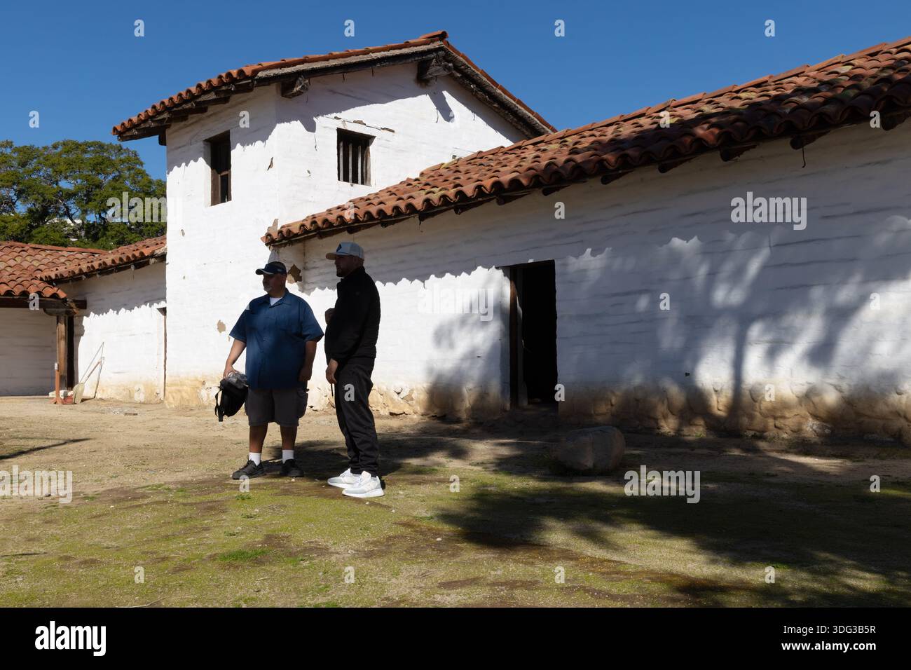 People standing outside a building hi-res stock photography and images ...