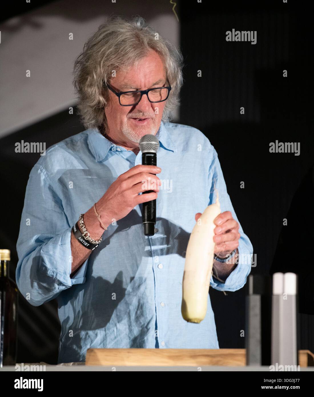 James May and Tom Kerridge mystory cooking bag at Tom Kerridges pub in ...