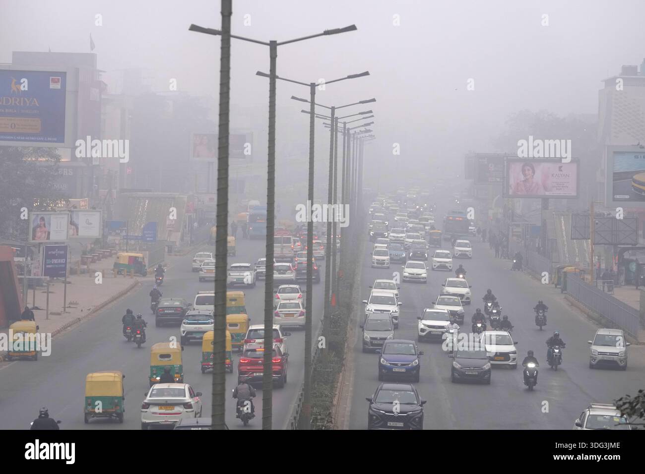 Commuters drive through early morning smog in New Delhi, India ...