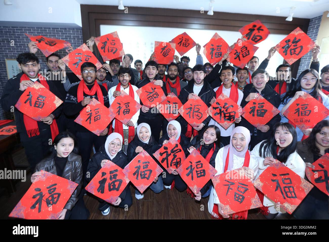 Foreign students learn to write the Chinese character 'Fu' in Yangzhou ...