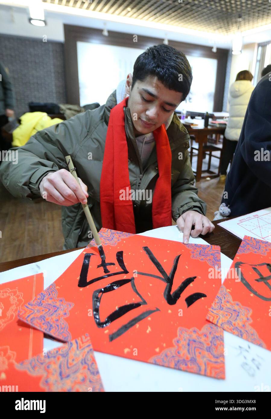 Foreign students learn to write the Chinese character 'Fu' in Yangzhou ...
