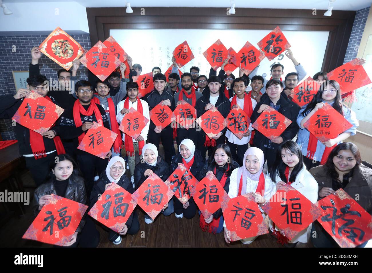 Foreign students learn to write the Chinese character 'Fu' in Yangzhou ...