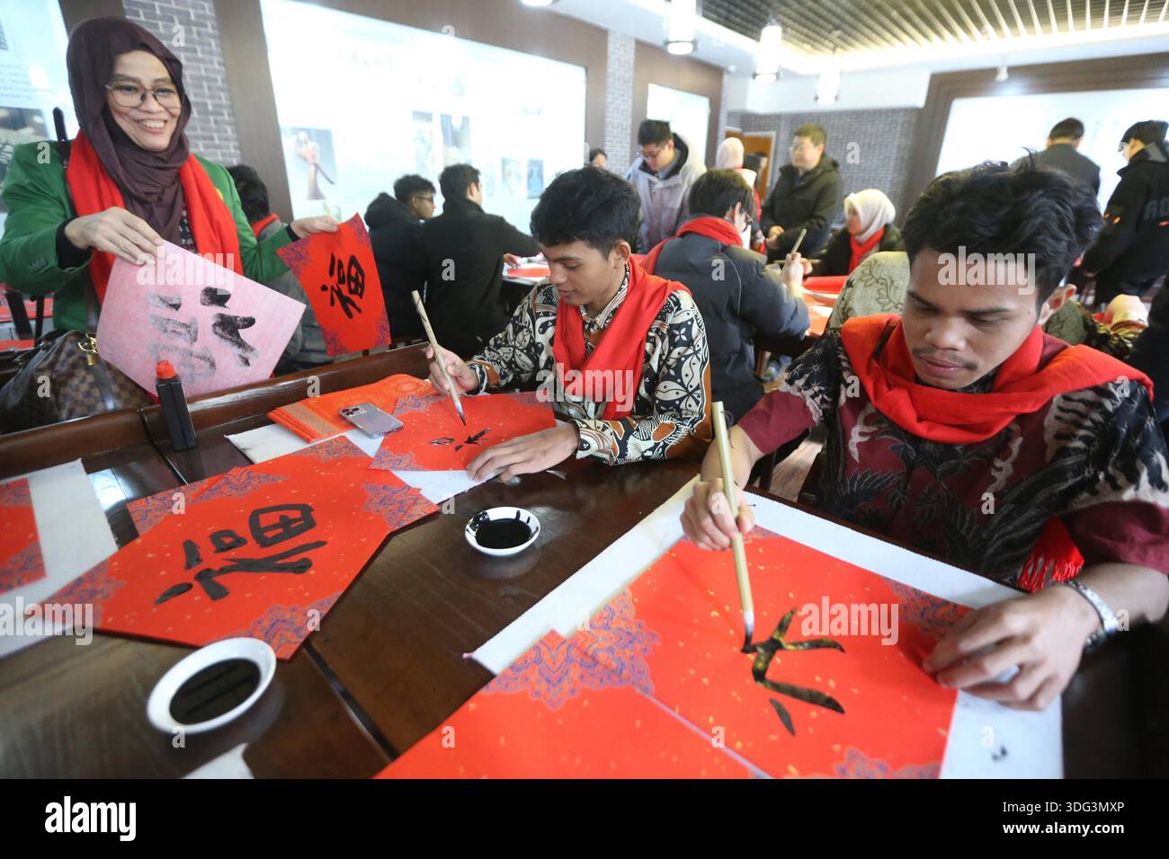 Foreign students learn to write the Chinese character 'Fu' in Yangzhou ...