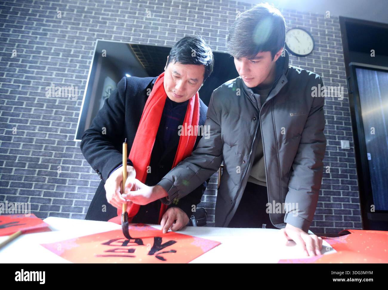Foreign students learn to write the Chinese character 'Fu' in Yangzhou ...