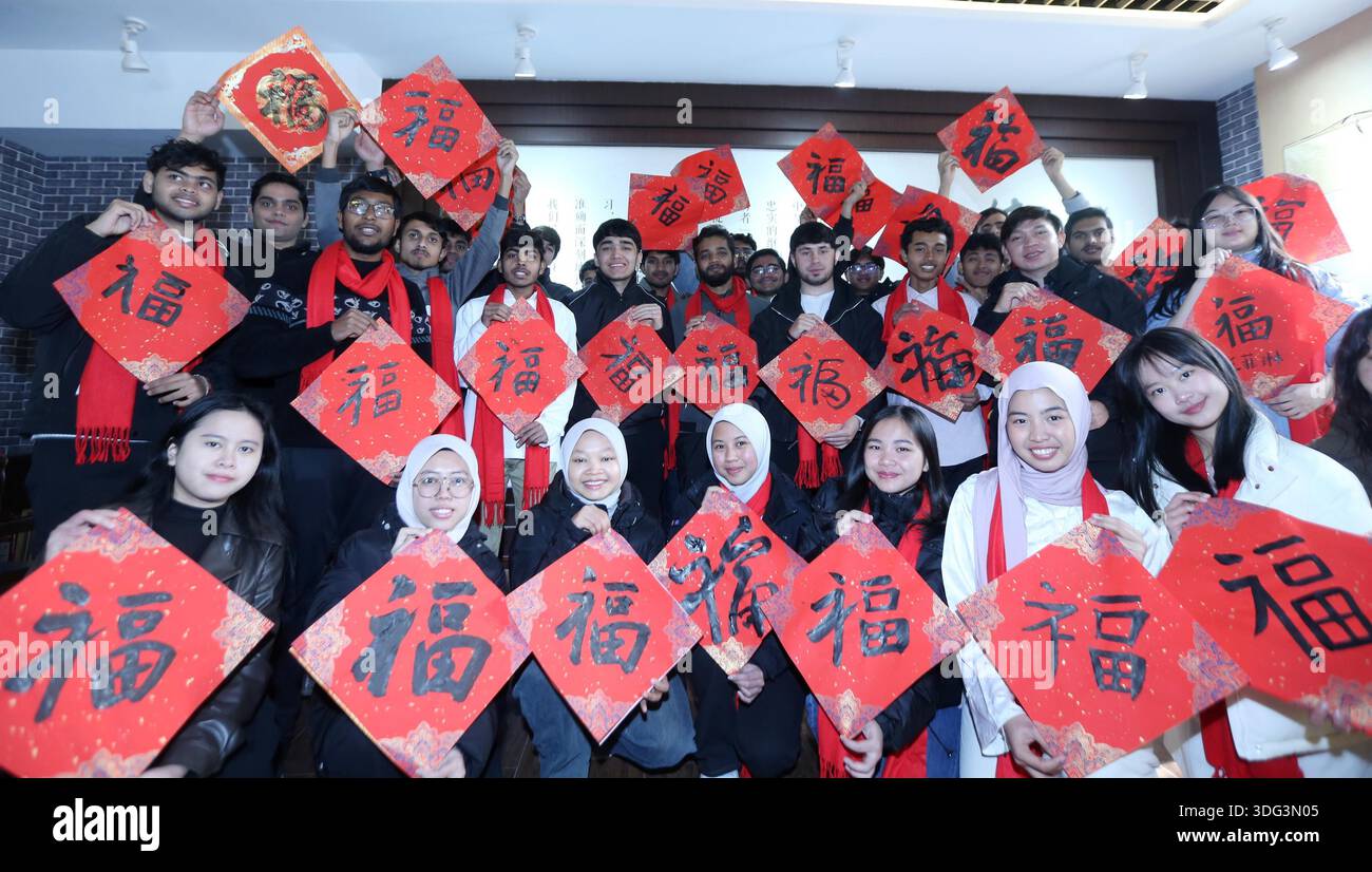 Foreign students learn to write the Chinese character 'Fu' in Yangzhou ...