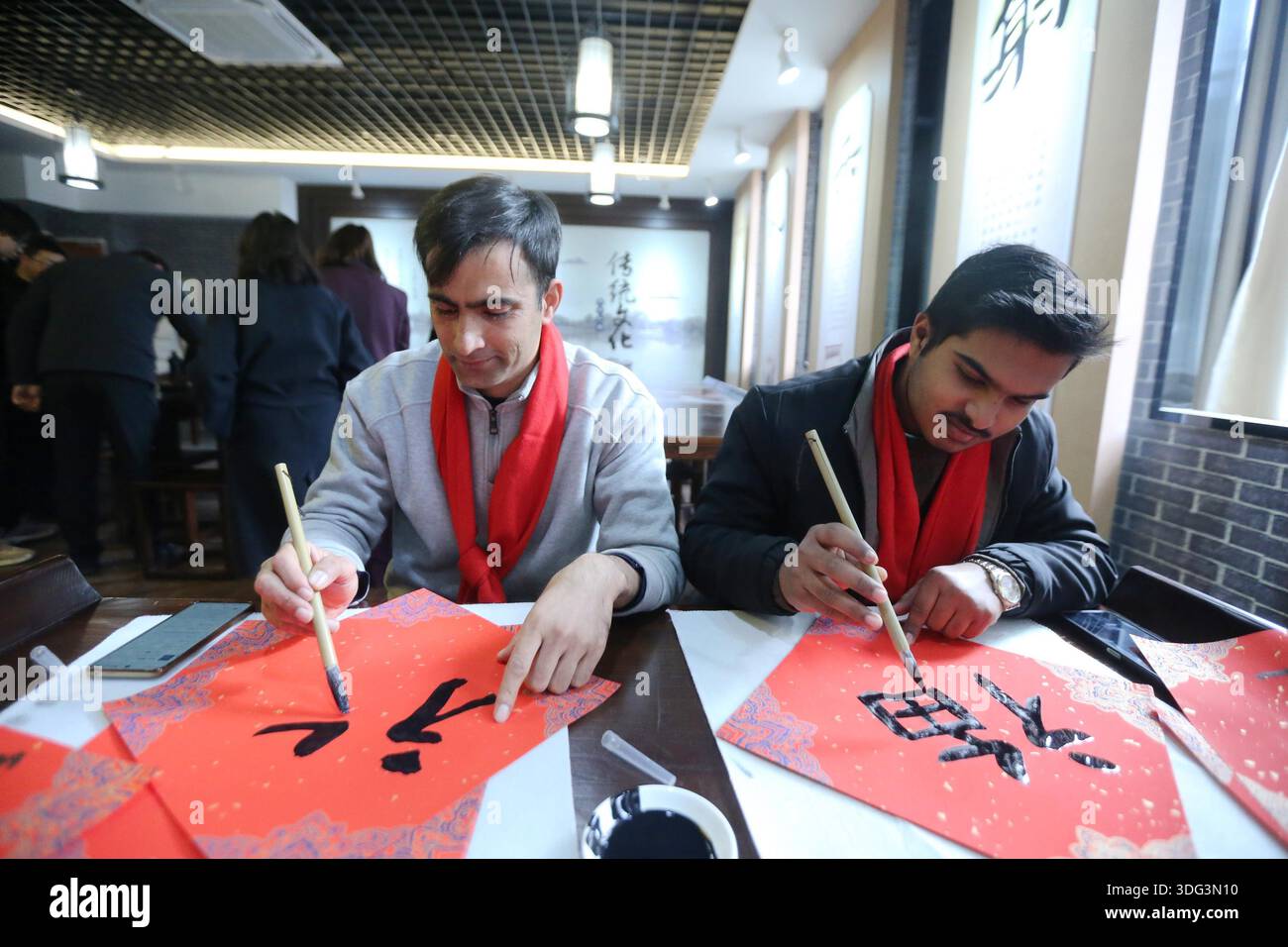 Foreign students learn to write the Chinese character 'Fu' in Yangzhou ...