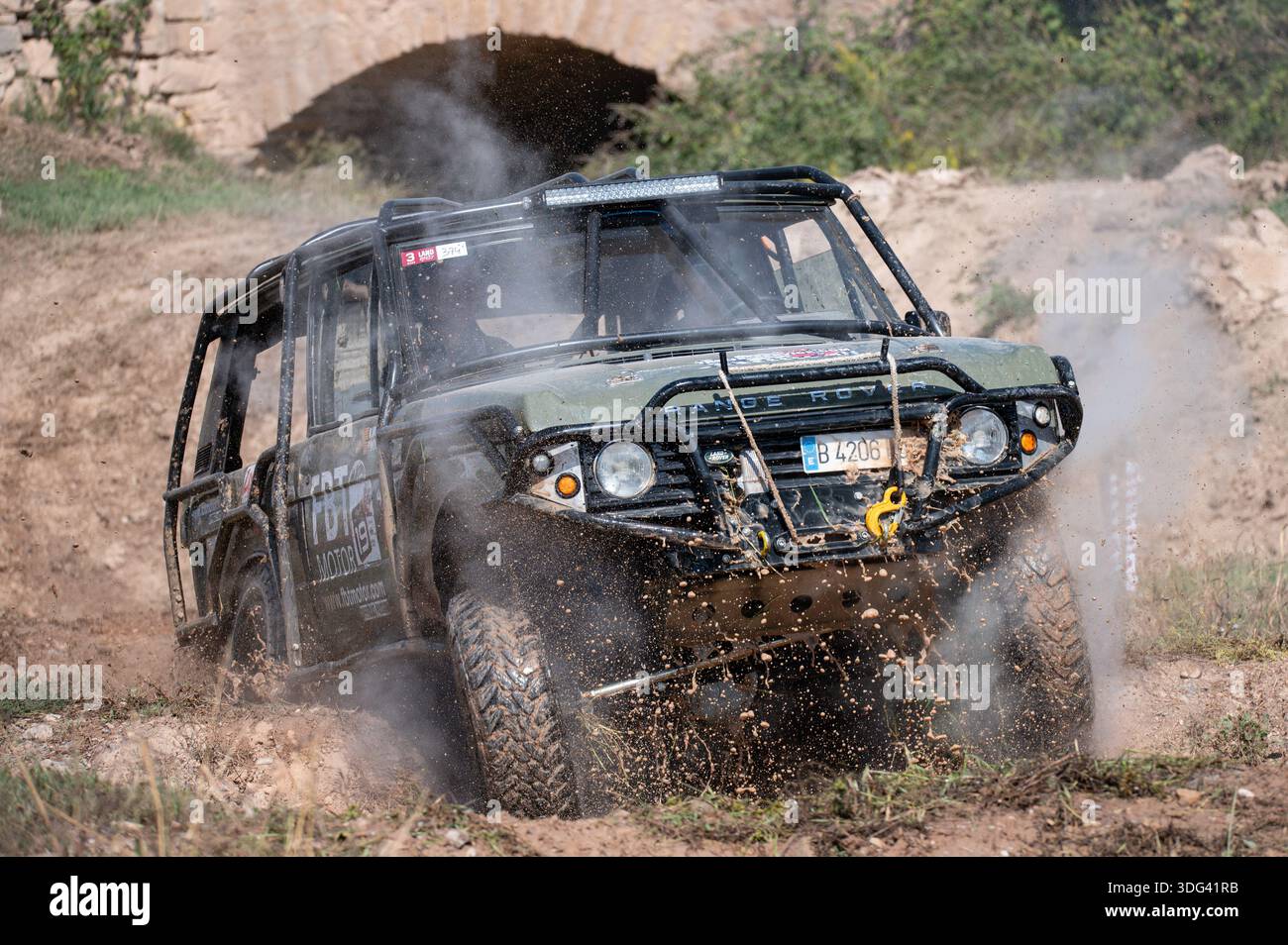 Modified green Range Rover Classic racing through deep mud. 4x4 ...