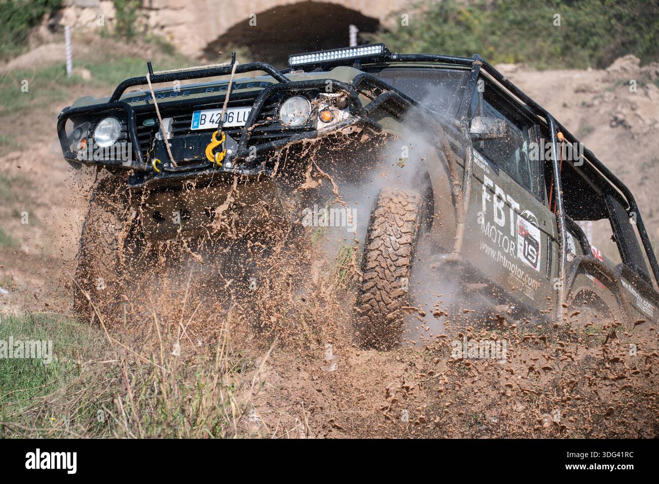 Modified green Range Rover Classic jumping through deep mud. Extreme ...