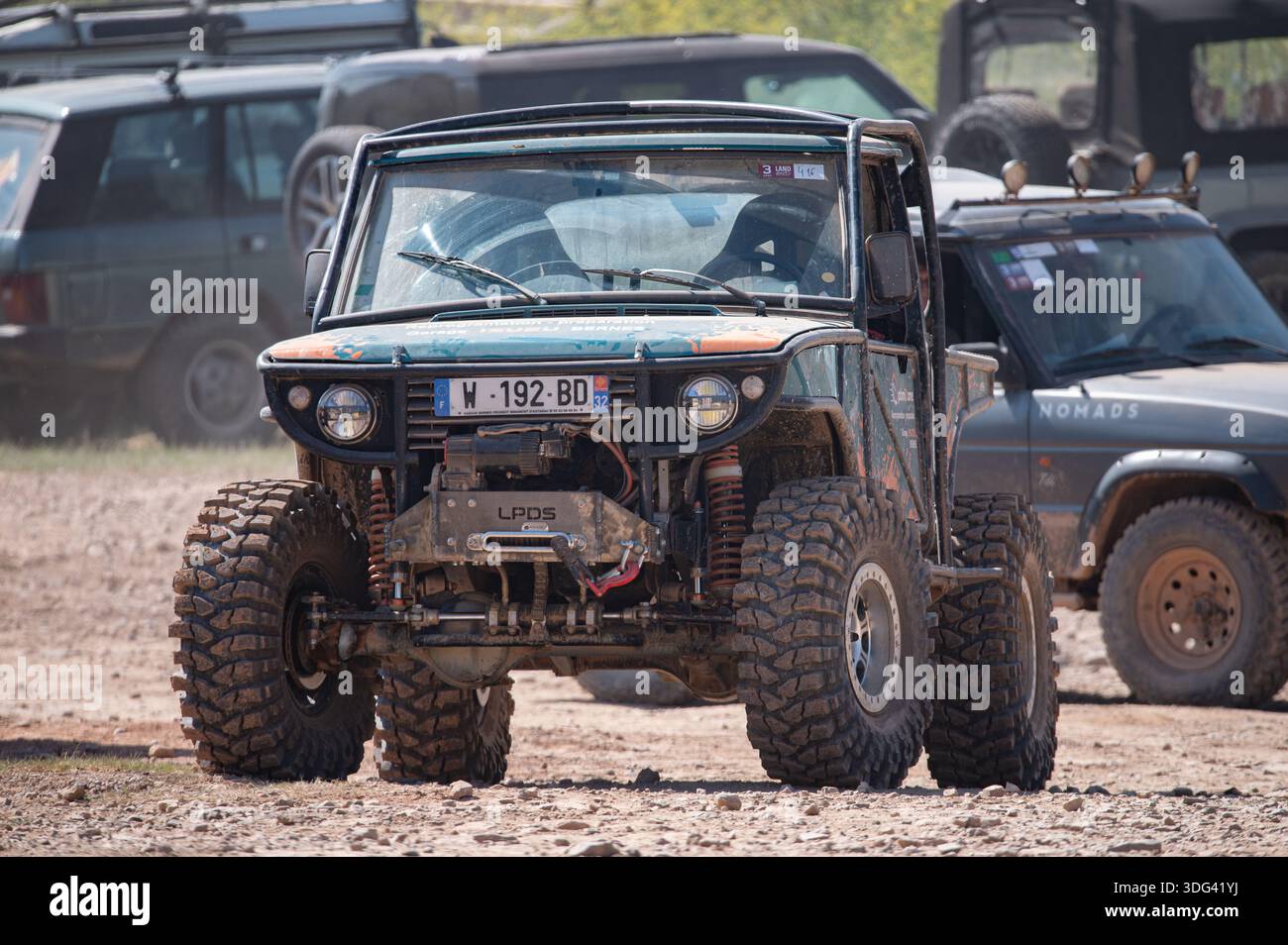 Front view of a modified green Range Rover Classic for extreme off-road ...