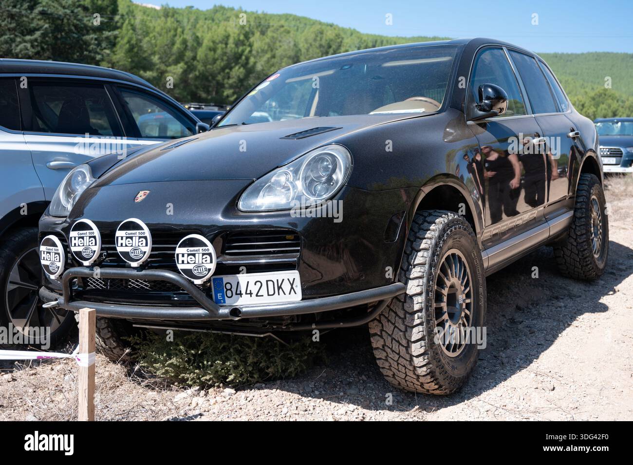 Front three-quarter view of a black Porsche Cayenne E1 modified for off ...