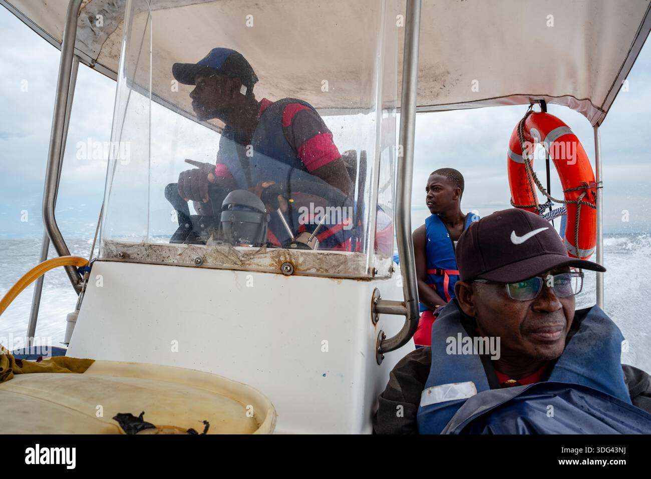 Early in the morning, the Yurumanguí River Communal speedboat cuts ...