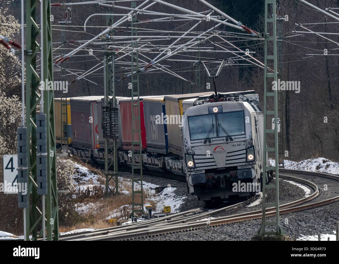 PRODUCTION - 14 January 2026, Bavaria, Aßling: A freight train on the ...