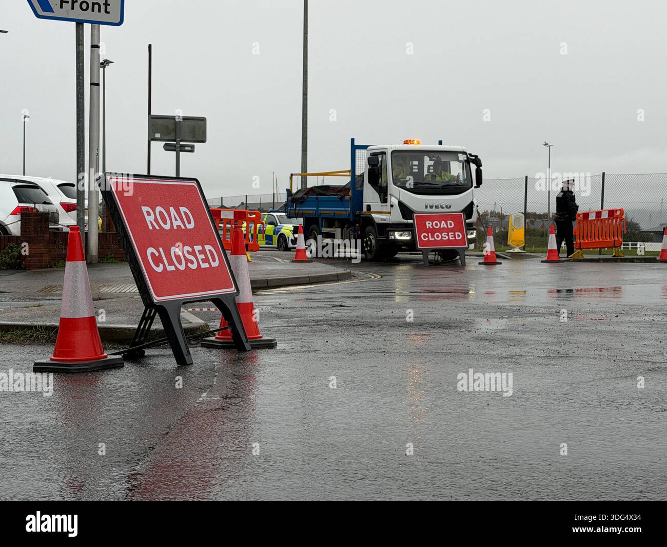 Exmouth, Devon, UK. 15 Jan, 2026. WWII bomb police cordons as large ...