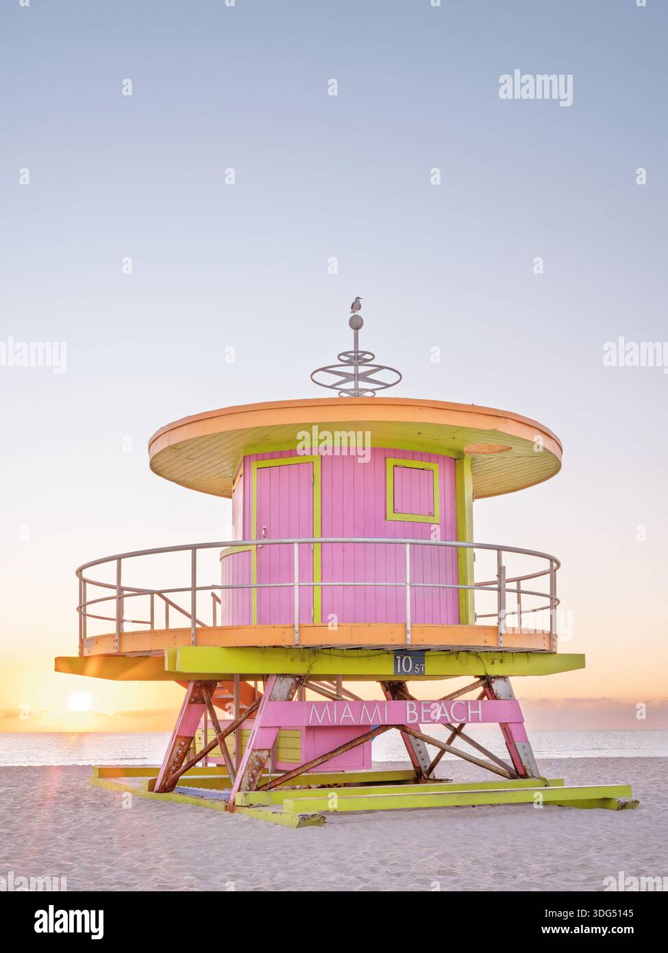 Miami beach pink lifeguard house hi-res stock photography and images ...