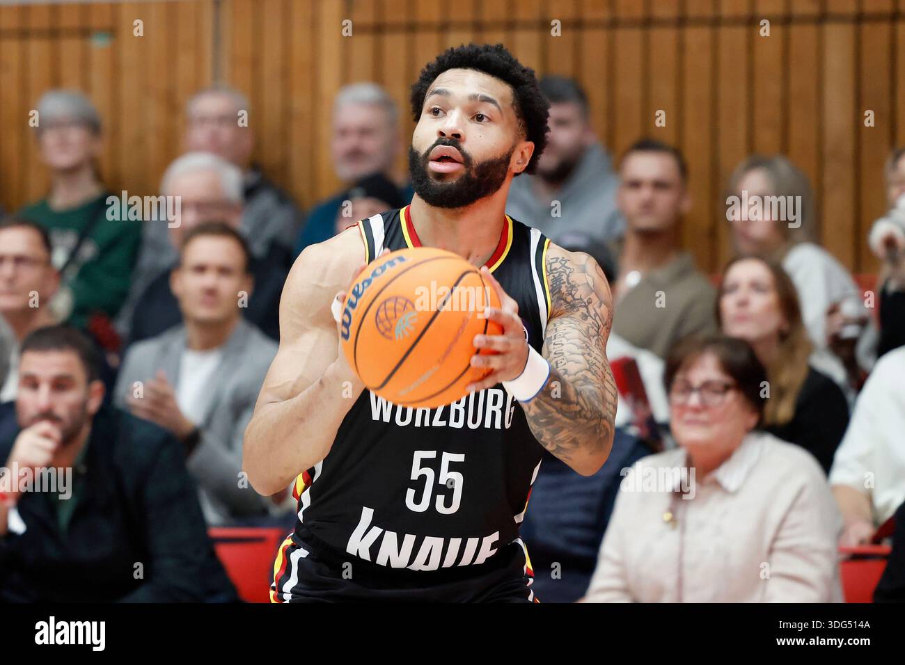 f.l.t.r.: David Muenkat (Fitness First Wuerzburg Baskets, 55), 14.01. ...