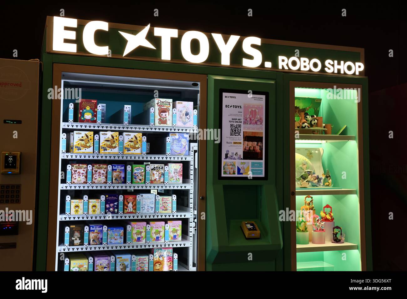 EC TOYS Robo Shop vending machine Stock Photo - Alamy