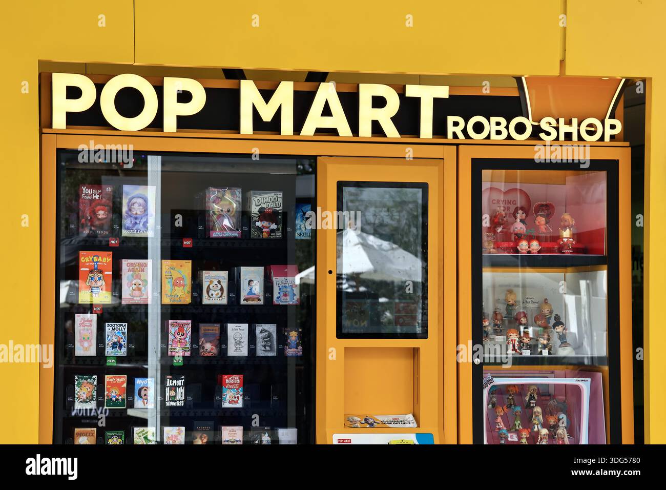 Pop mart robo shop hi-res stock photography and images - Alamy