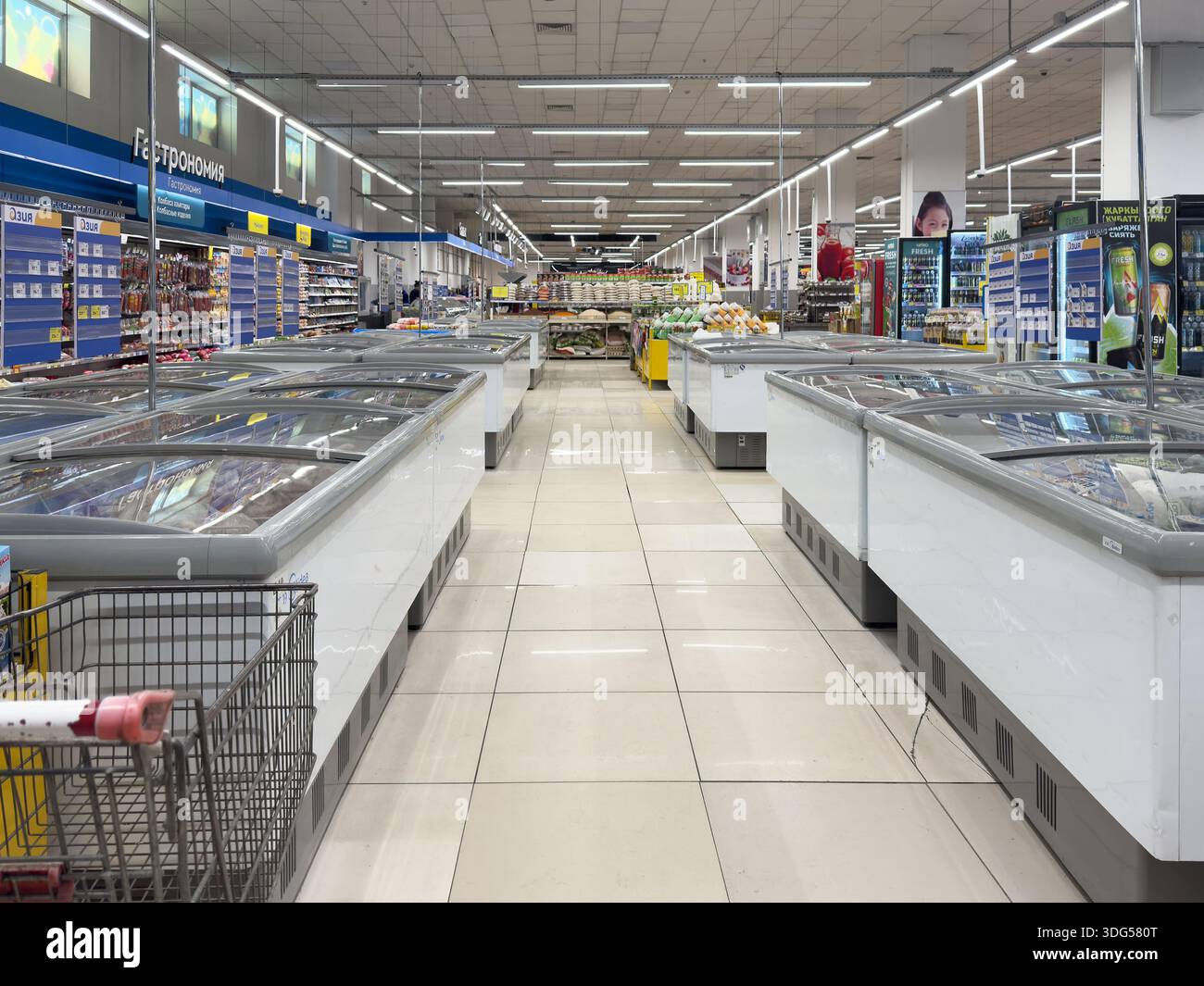 Long aisle supermarket freezer section hi-res stock photography and ...