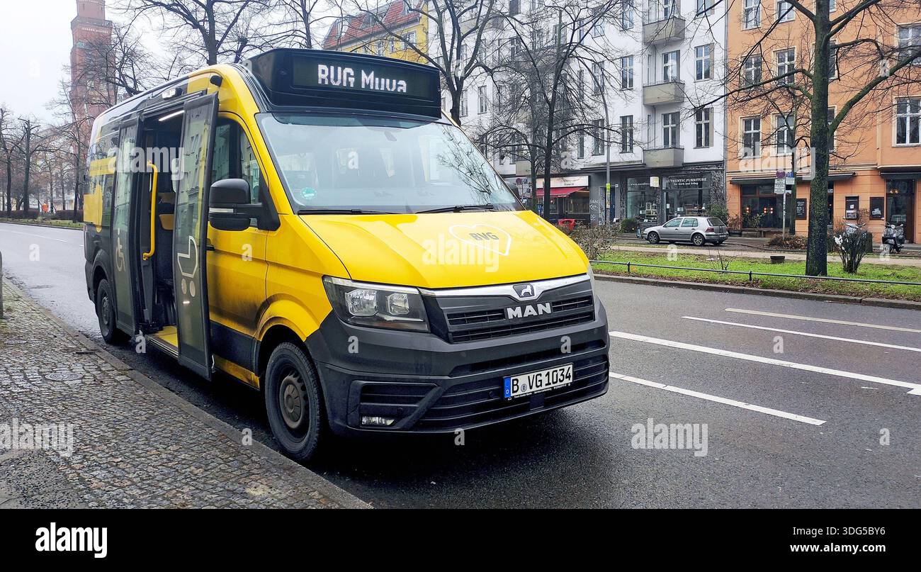 15.01.2026, Berlin - Deutschland. Ein MUVA Rufbus der BVG wartet auf ...