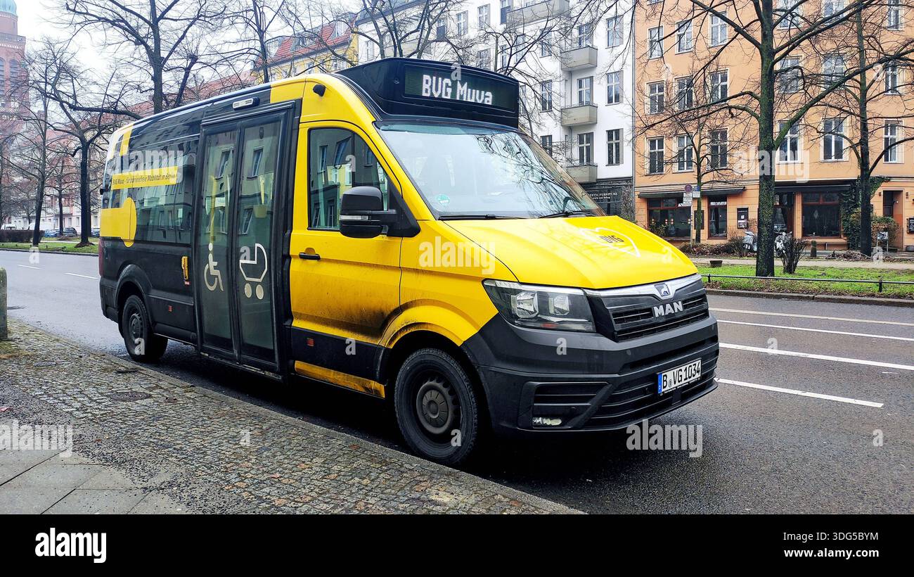 15.01.2026, Berlin - Deutschland. Ein MUVA Rufbus der BVG wartet auf ...