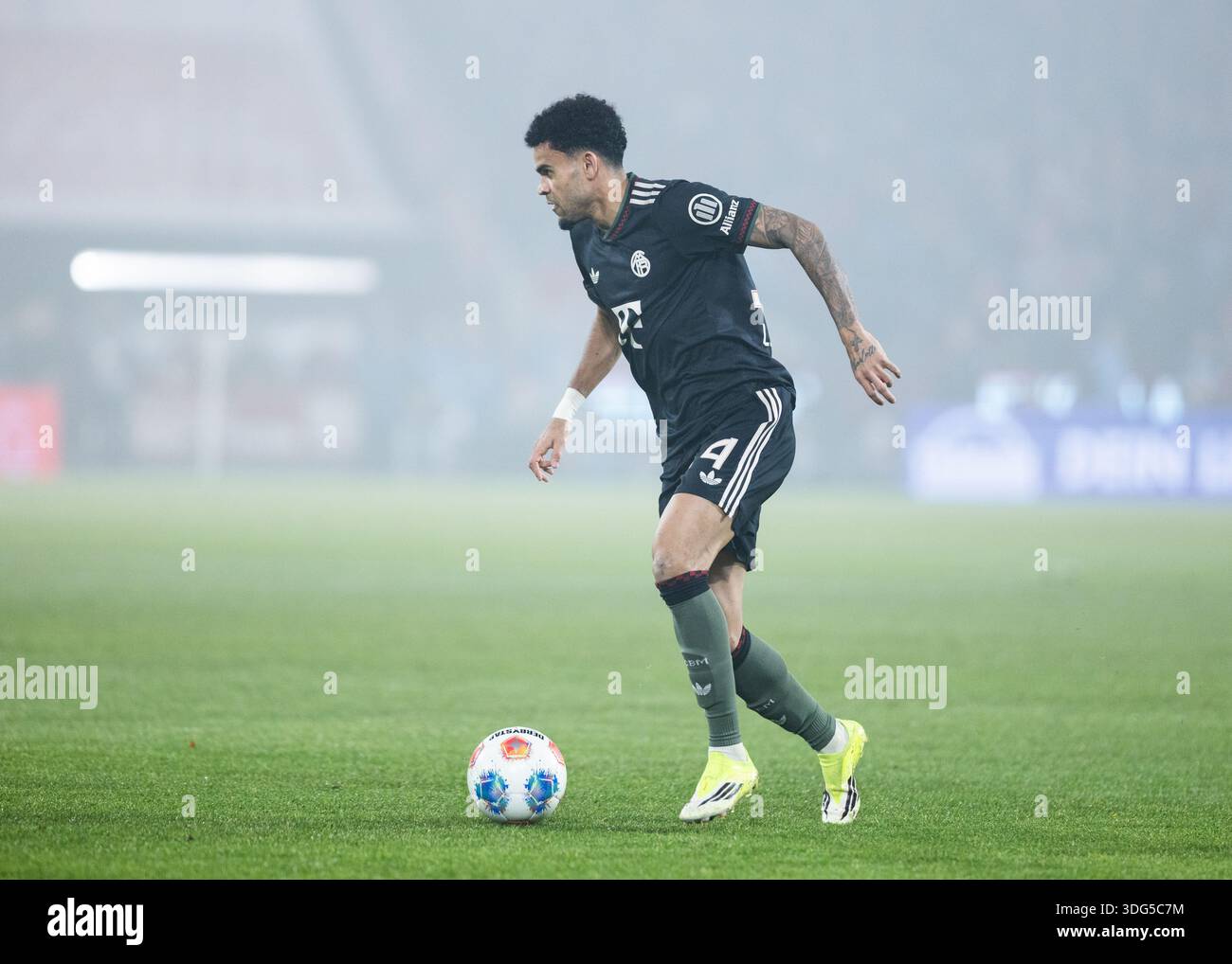 Köln, RheinEnergieStadion, 14.01.2026: Luis Diaz of Muenchen runs with ...