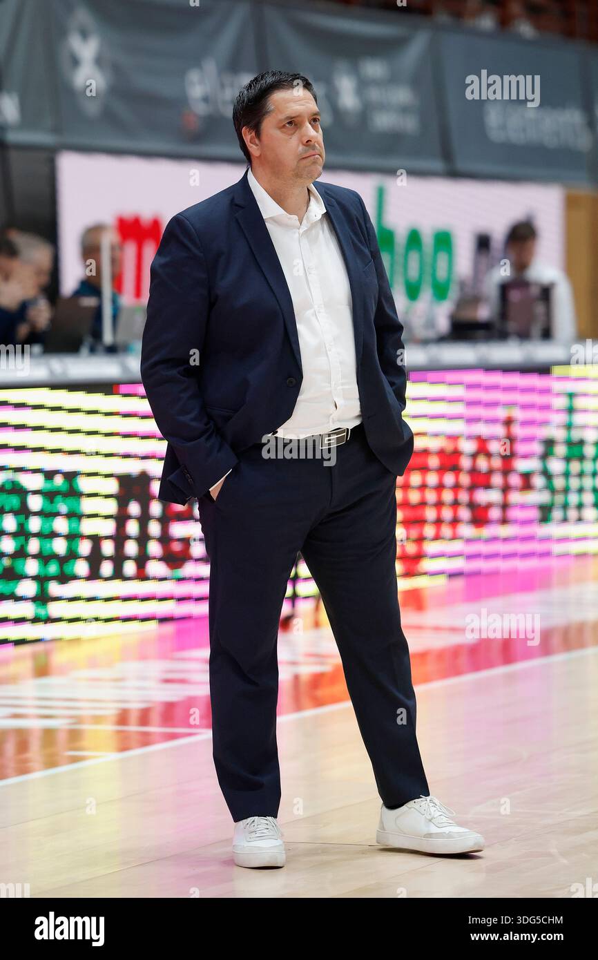 f.l.t.r.: Head-Coach Sasa Filipovski (Fitness First Wuerzburg Baskets ...