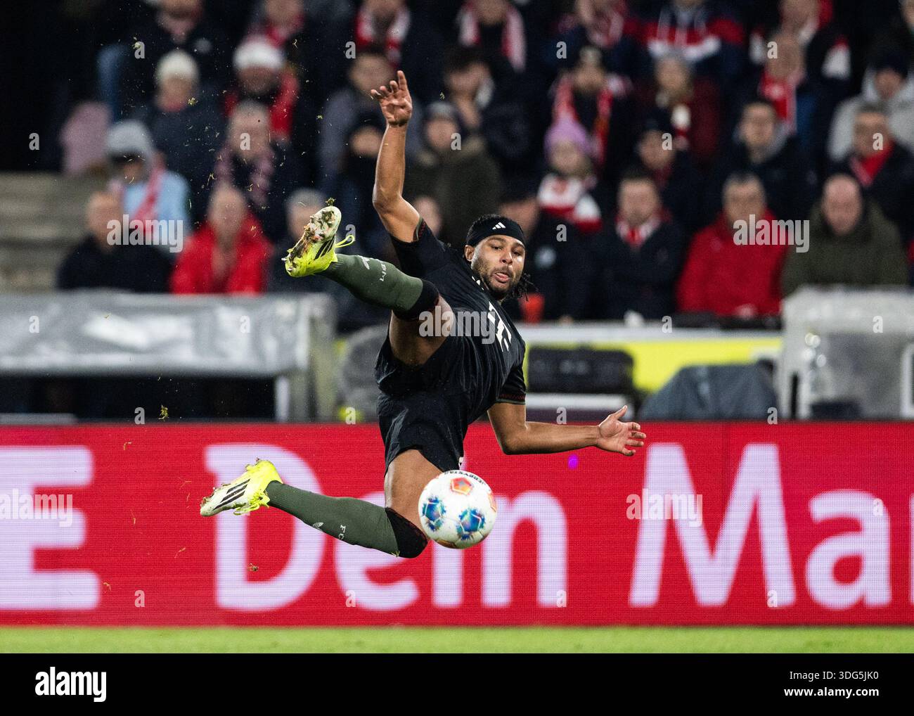 Köln, RheinEnergieStadion, 14.01.2026: Serge Gnabry of Muenchen kicks ...